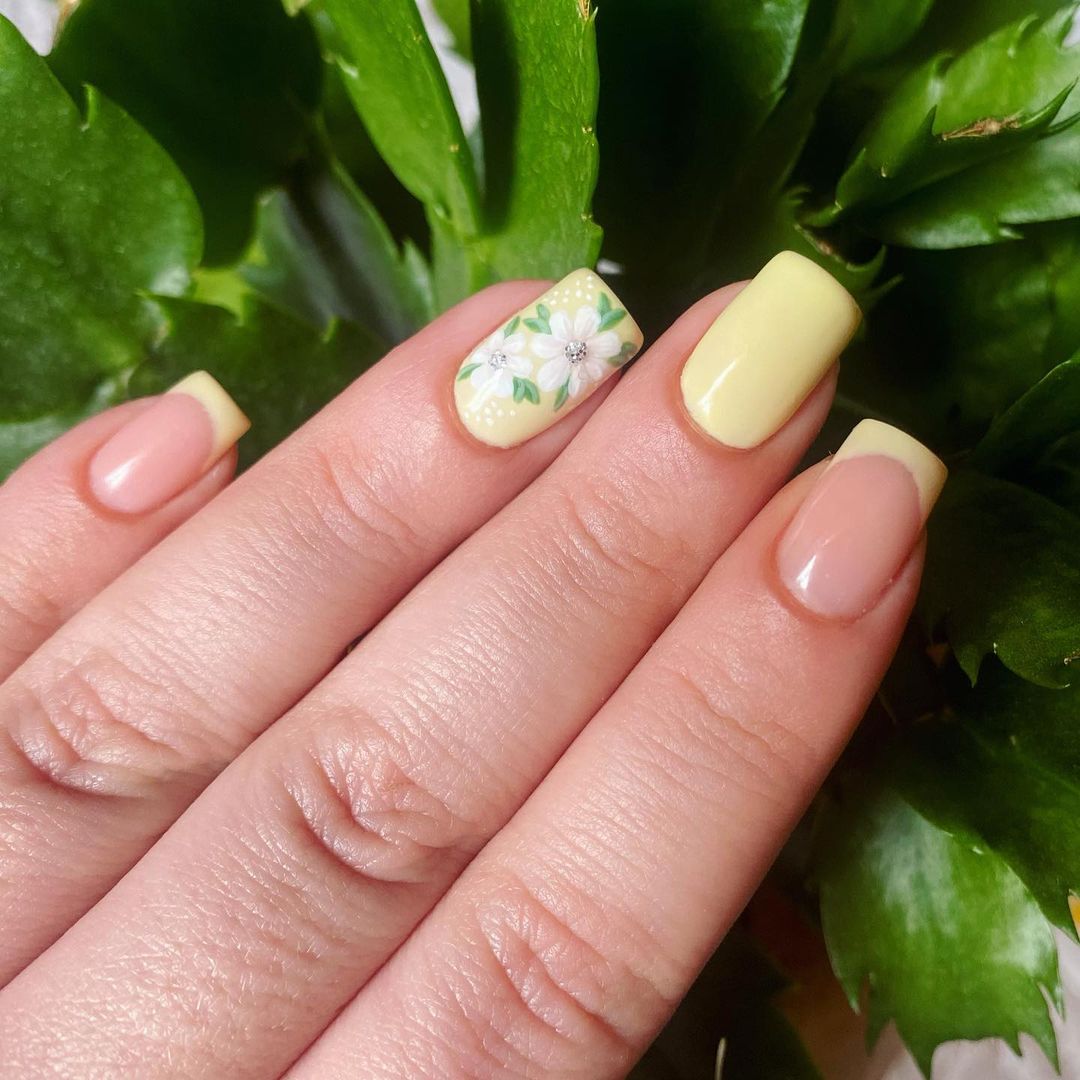 20 Cute Short Nails - Sweet Money Bee