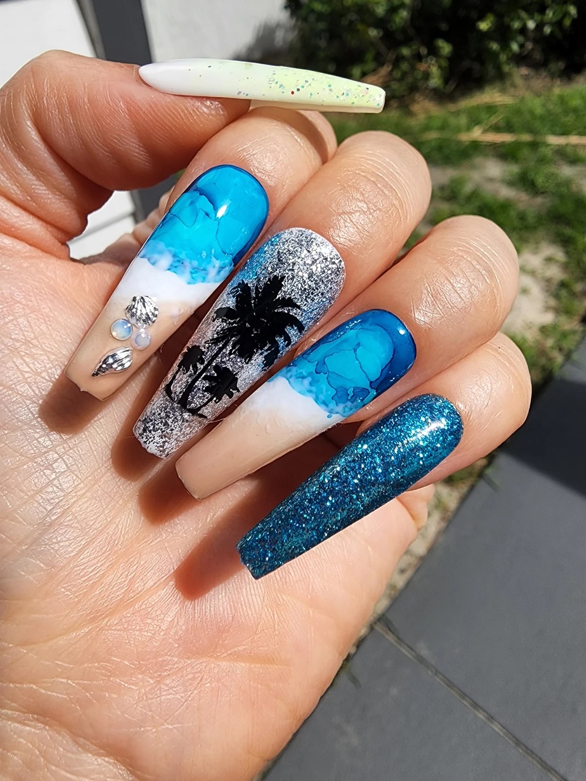 20 Beach Nails - Sweet Money Bee