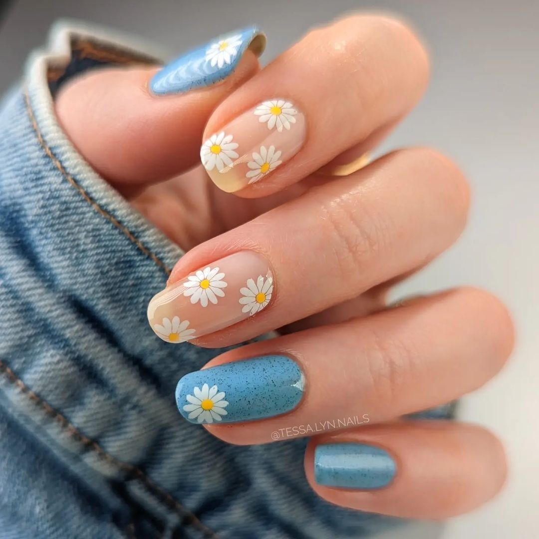 20+ Trendy Daisy Nails You Will Be Obsessed With - Sweet Money Bee
